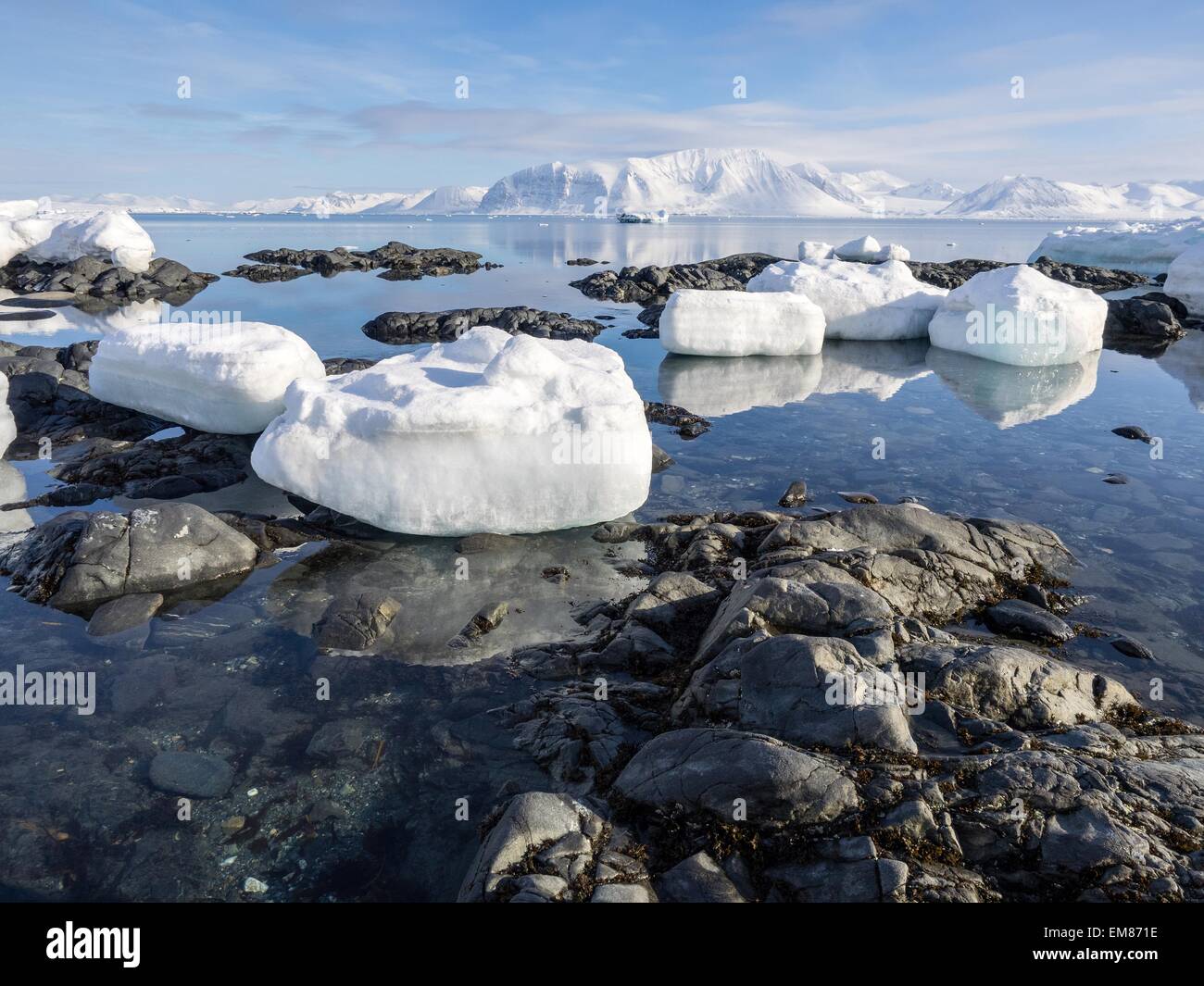 Arctic landscape - ice, sea, mountains, glaciers - Spitsbergen ...