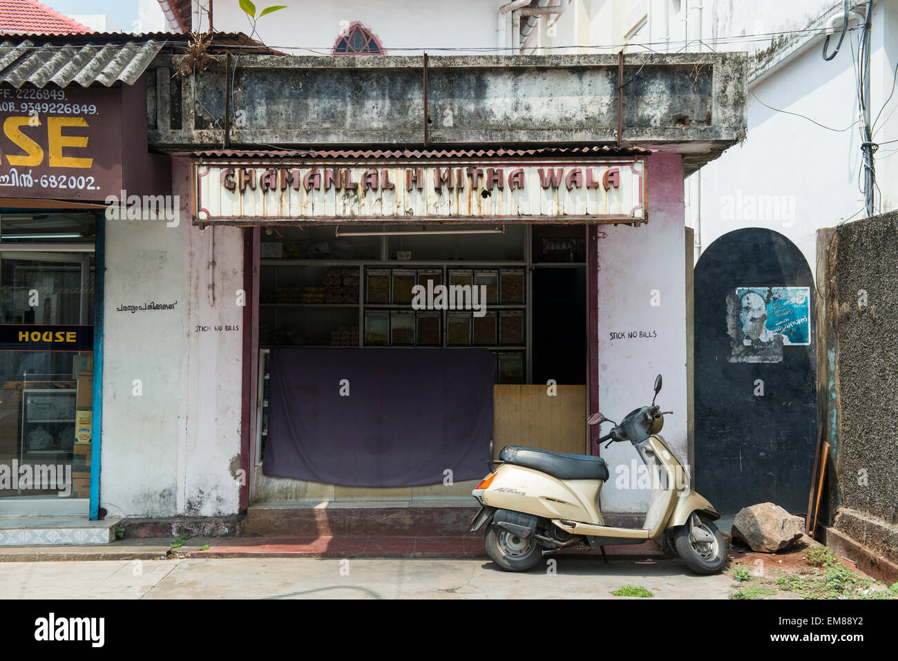 Empty shop window hi-res stock photography and images - Alamy