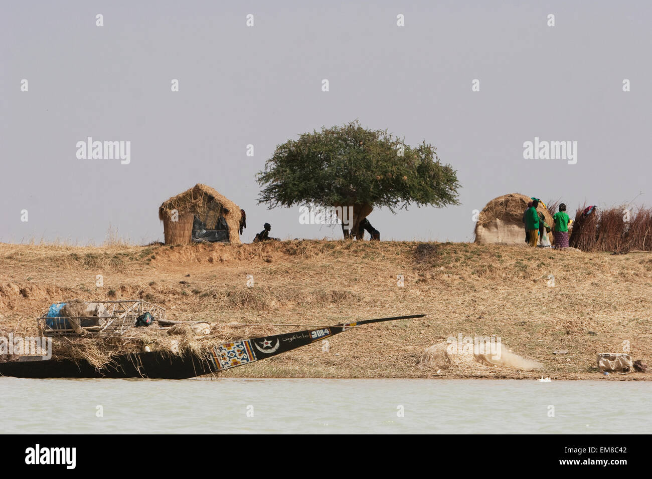 People in pirogues (small boats) fishing in the Niger River between ...