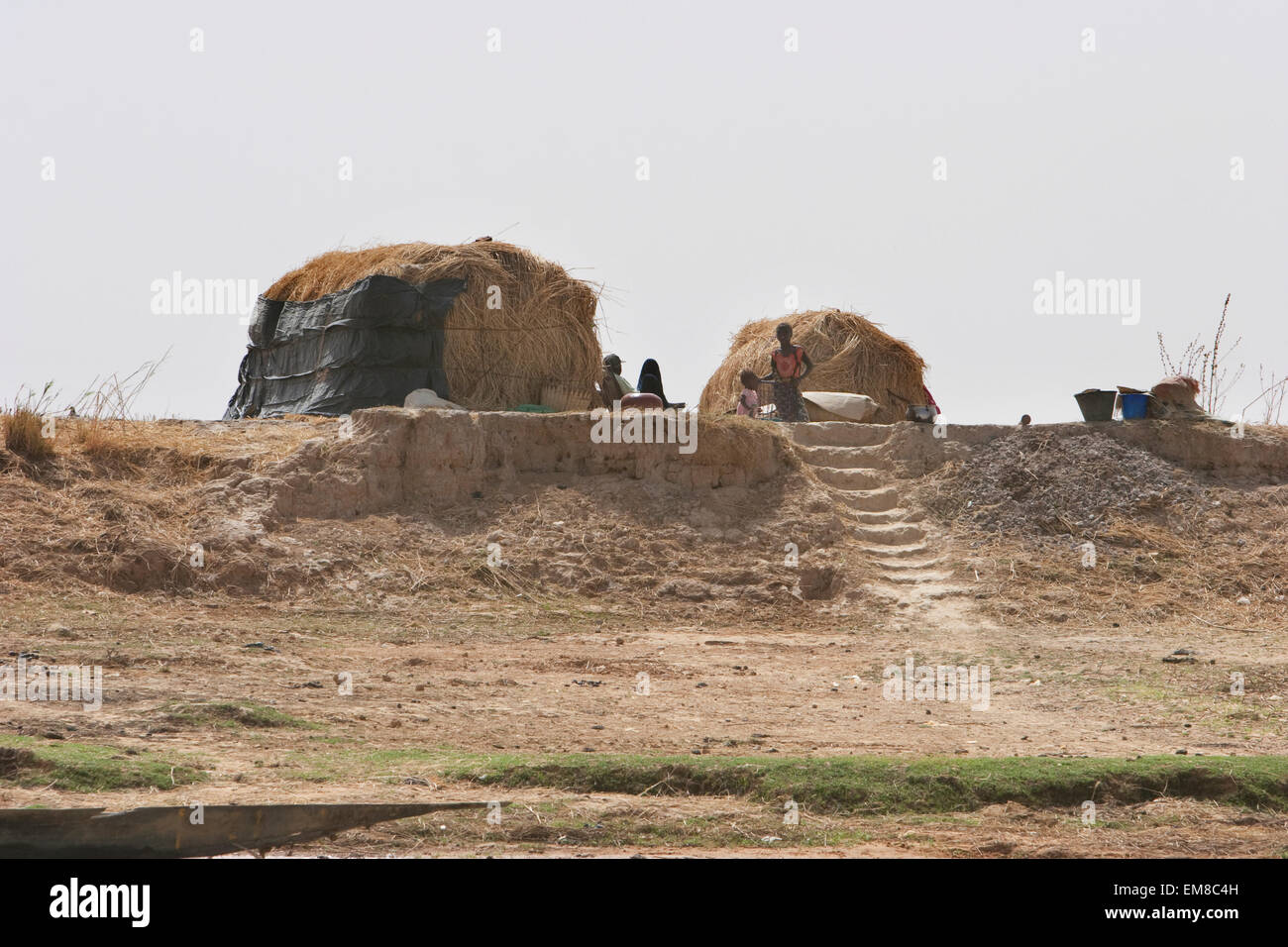 Mud houses along the shores of the Niger River between Mopti and Lake ...