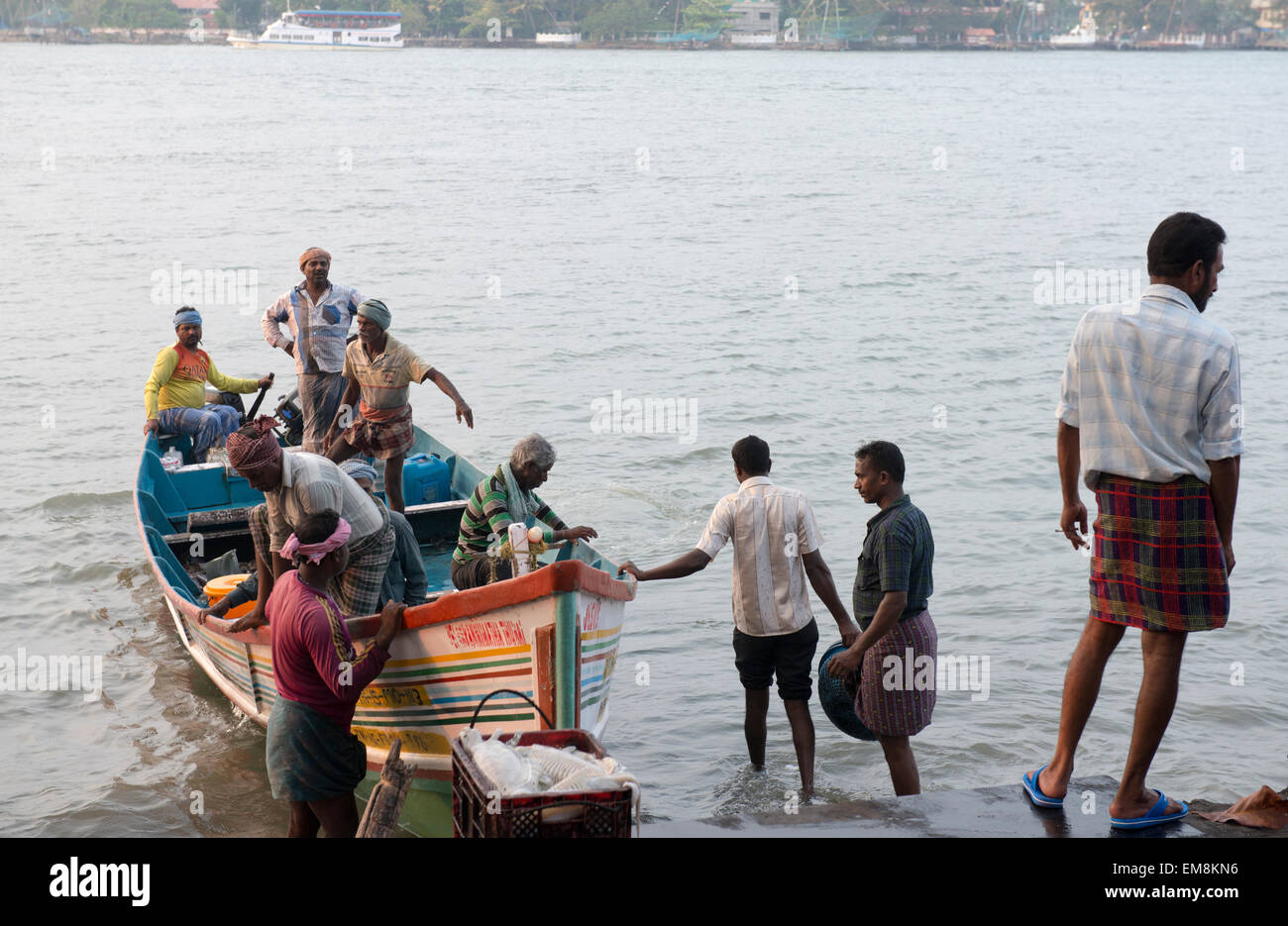 Fishermen bringing in and selling the days catch, Fort Kochi Kerala ...
