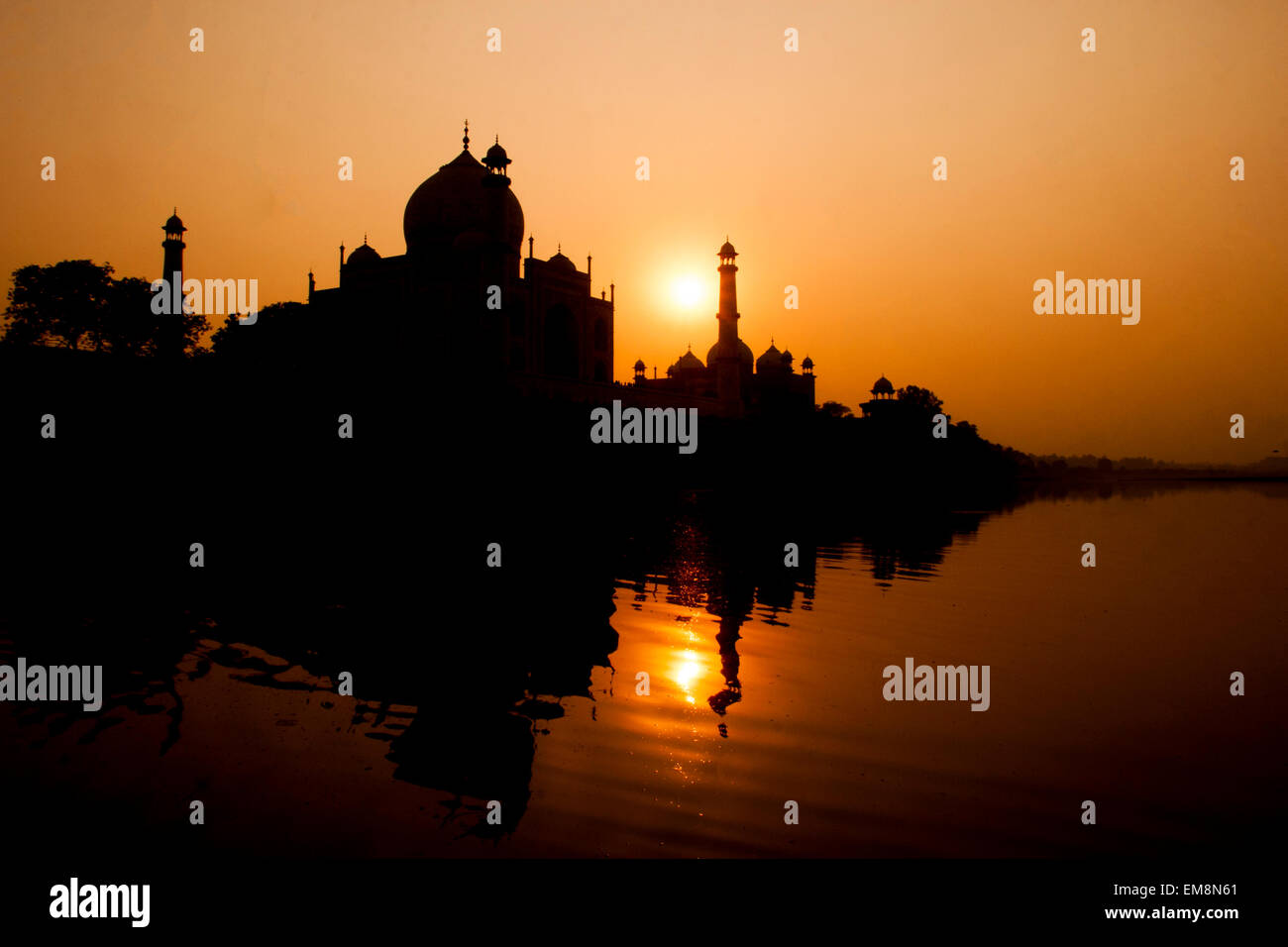 Beautiful sunset over taj mahal hi-res stock photography and images - Alamy