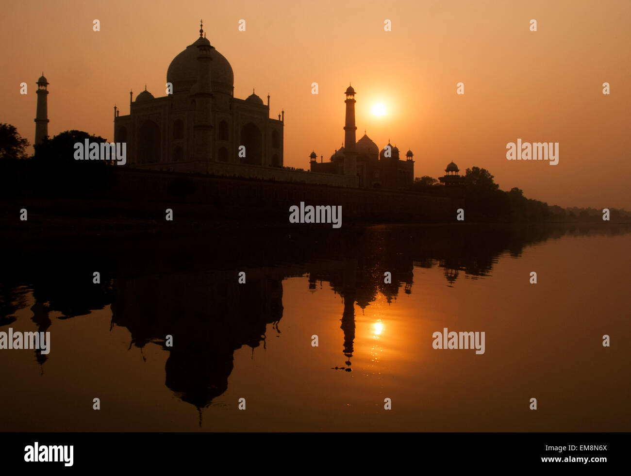 Taj mahal sunset river hi-res stock photography and images - Alamy