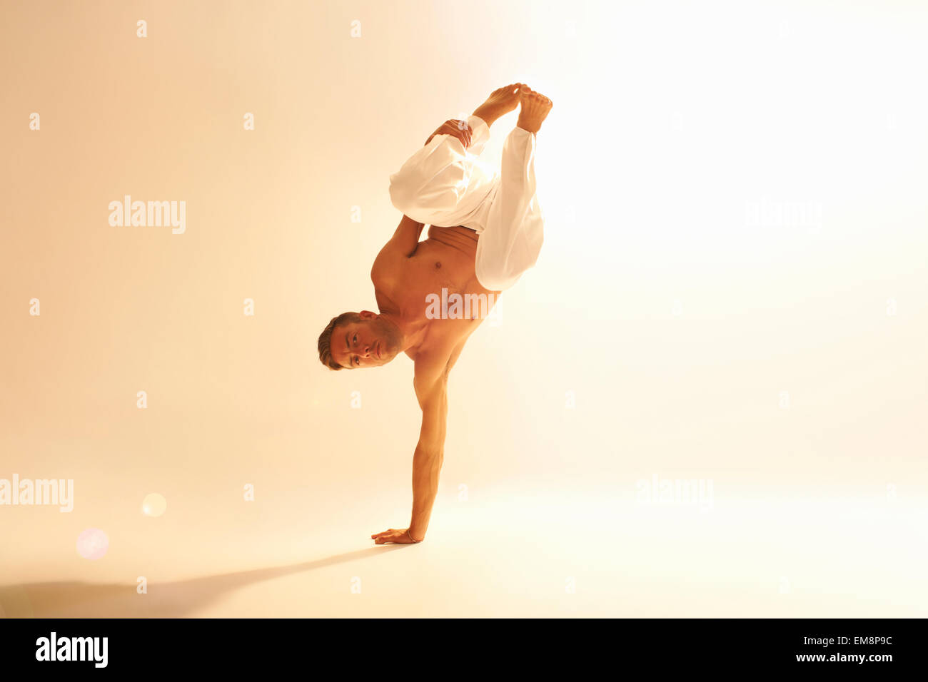 Man practising capoeira Stock Photo - Alamy