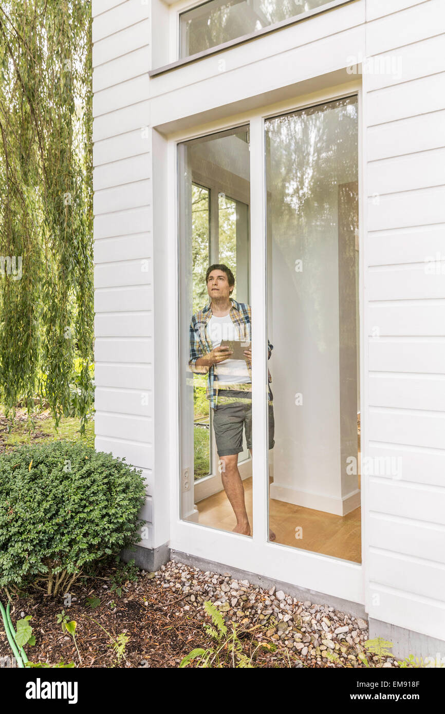 Leaning out of window exterior hi-res stock photography and images - Alamy