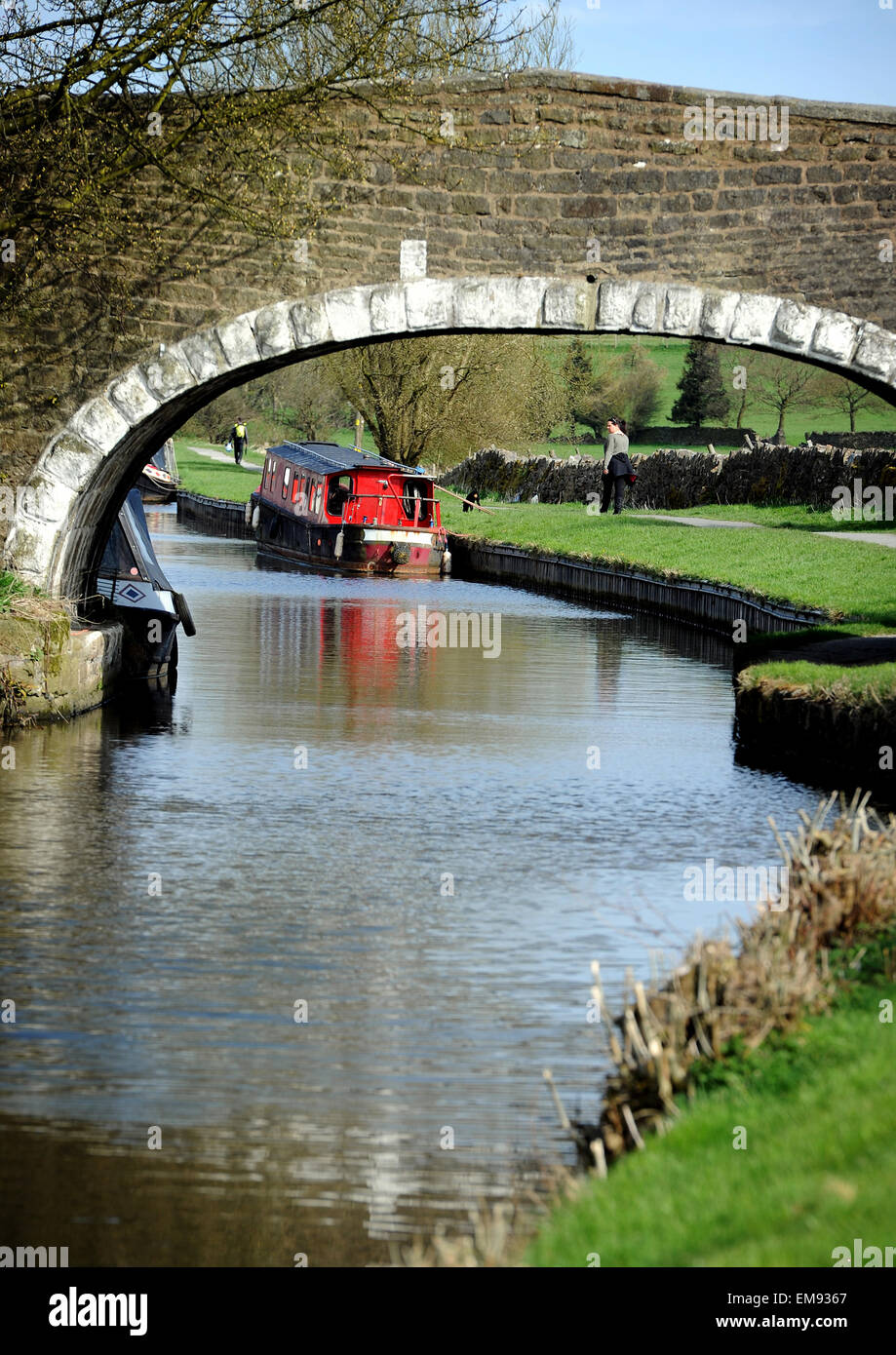 Glorious Spring sunshine bathes the boaters on the Leeds to Liverpool ...