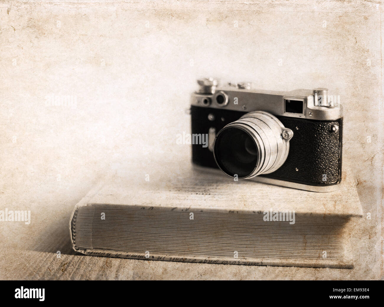 Old fashioned camera hi-res stock photography and images - Alamy