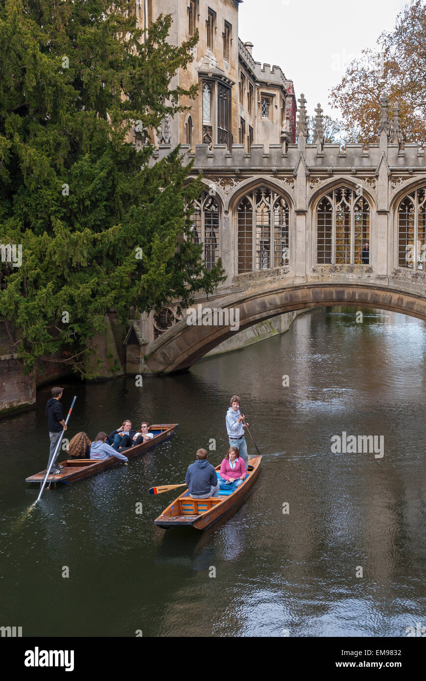 Students punting on the River Cam in Cambridge with the Bridge of Sighs ...