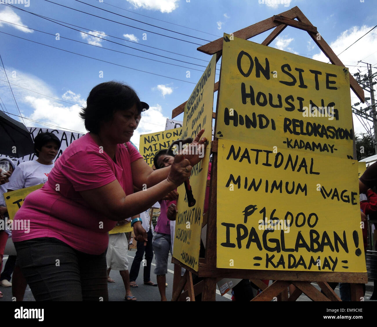 Filipino informal settlers during demolition hi-res stock photography ...