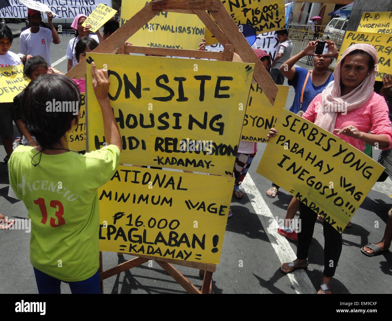 Filipino informal settlers hi-res stock photography and images - Alamy