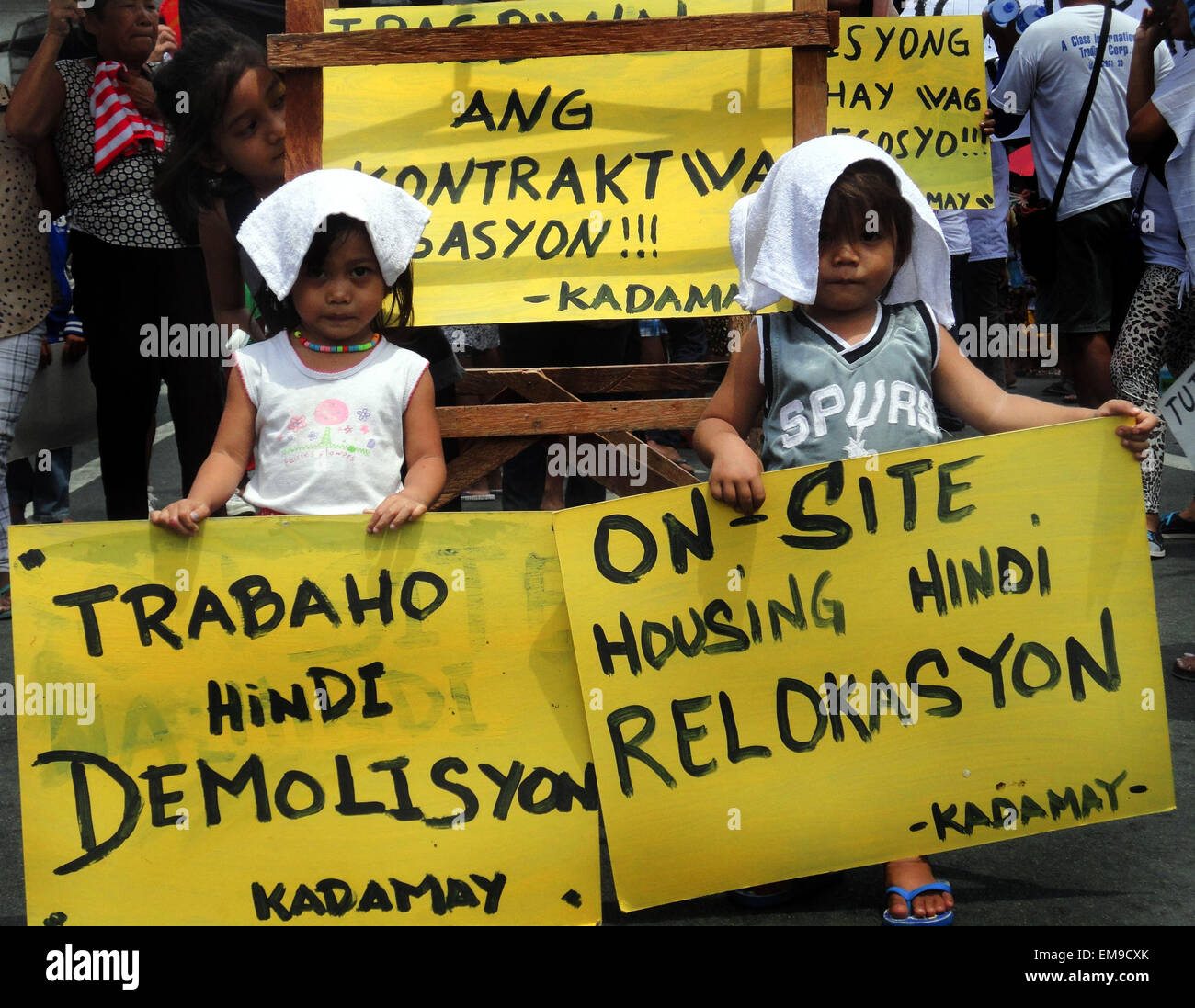 Filipino children hold slogans calling for the halting of demolitions ...