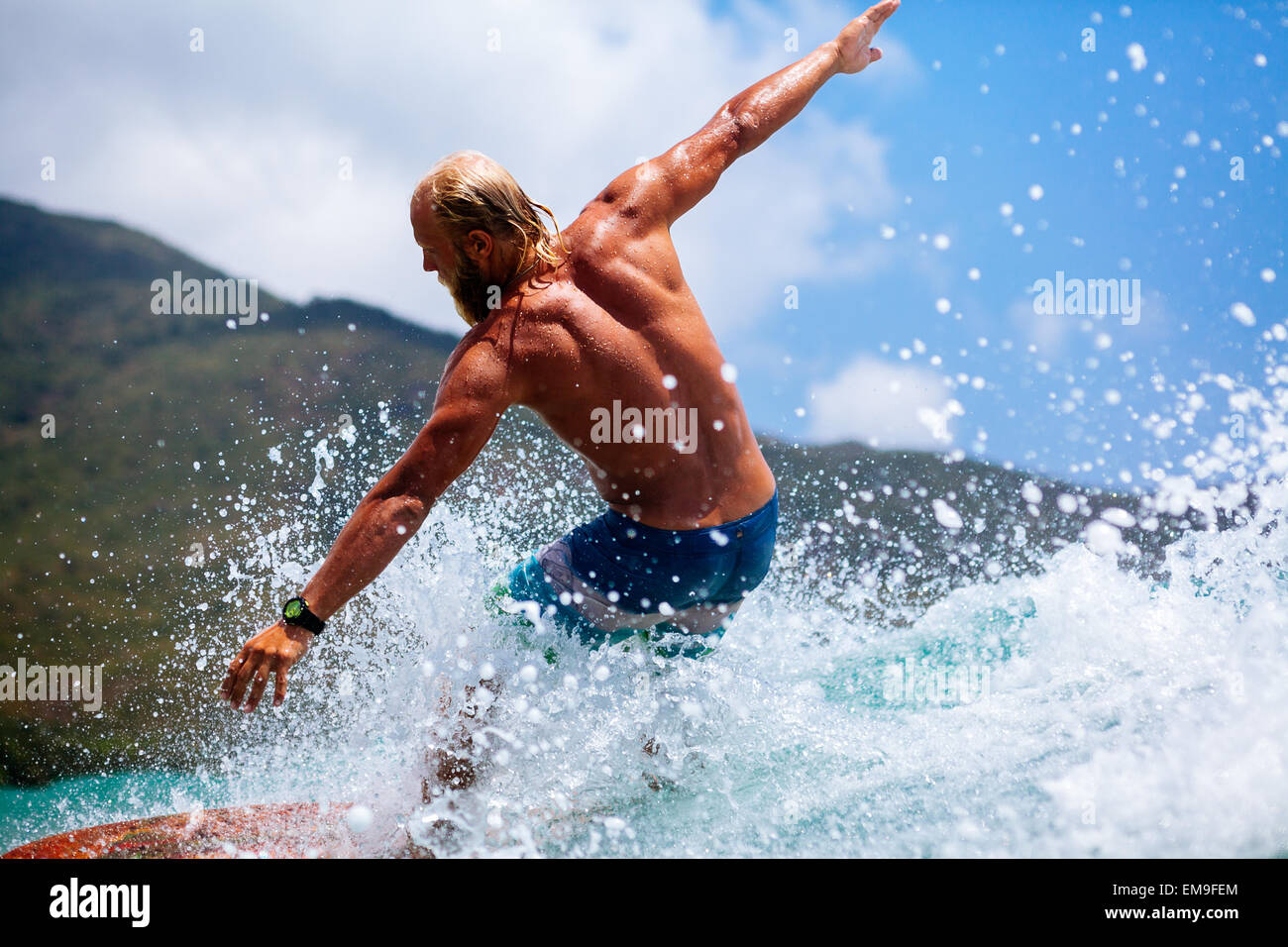 man surfing wave splash drive actively Stock Photo - Alamy
