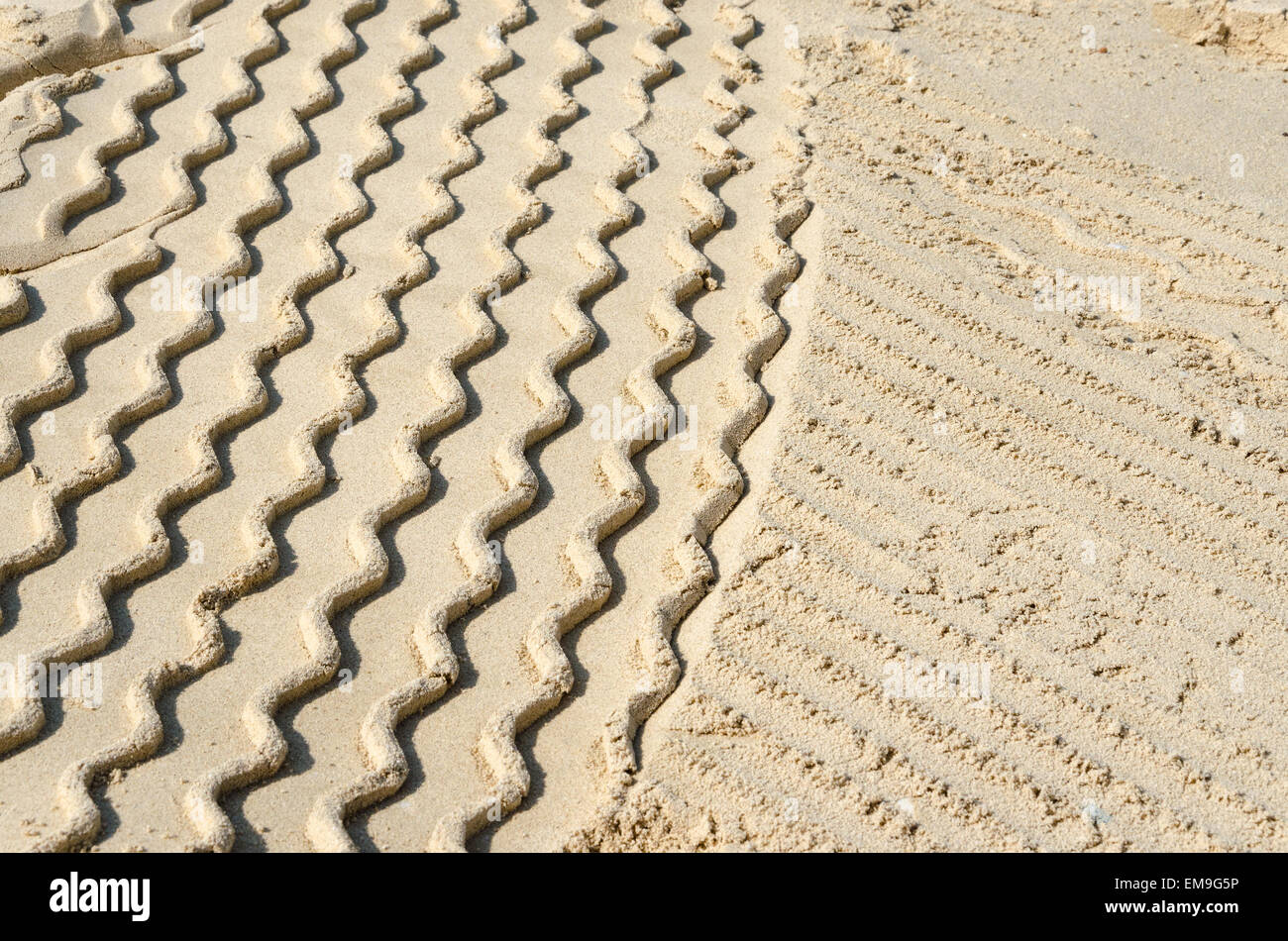 Vehicle tracks in sand, Dubai Stock Photo - Alamy