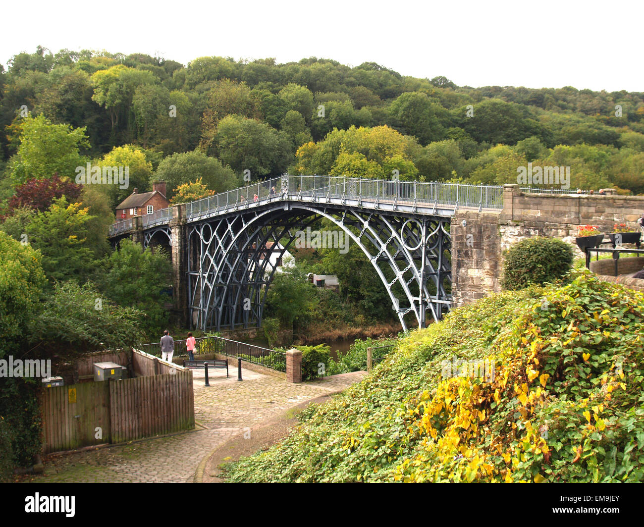The first cast iron bridge 'Ironbridge' spanning the river Severn in ...