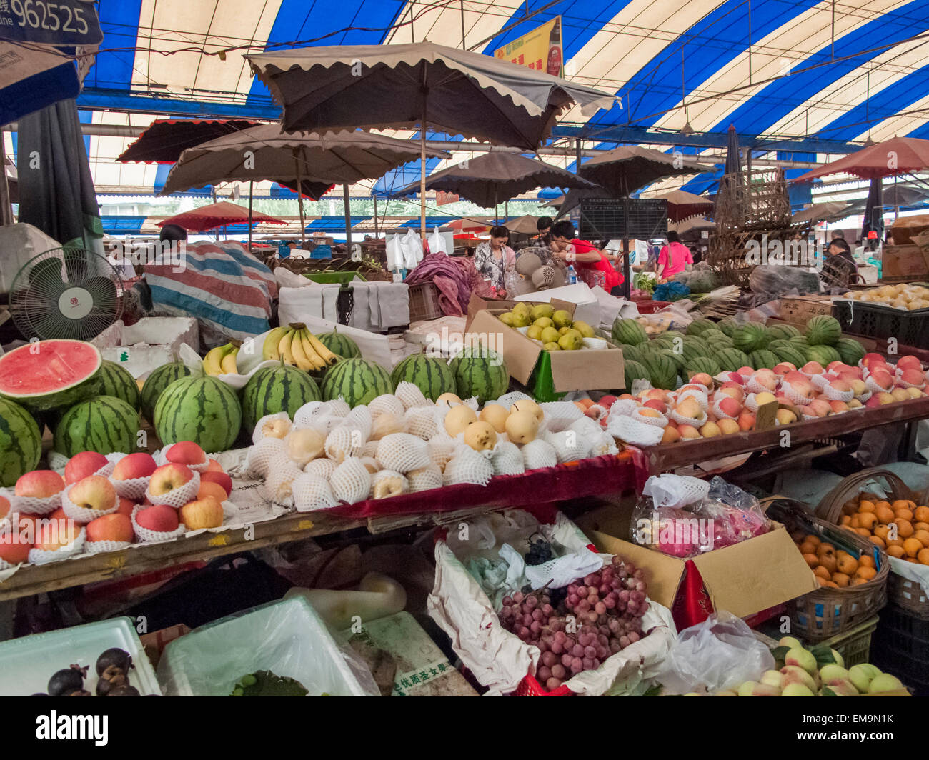 Food market in Chengdu, China Stock Photo - Alamy
