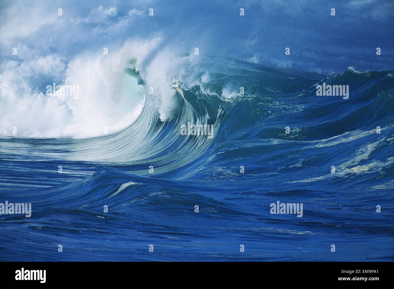 Hawaii, Oahu, Waimea Shorebreak, Side View Large, Misty Wave Coming In ...