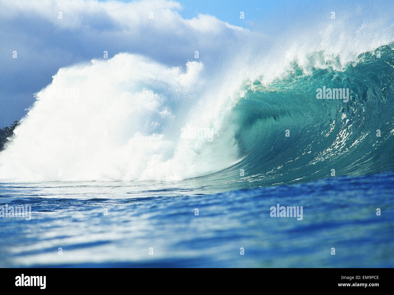 Spray from tip of wave hi-res stock photography and images - Alamy