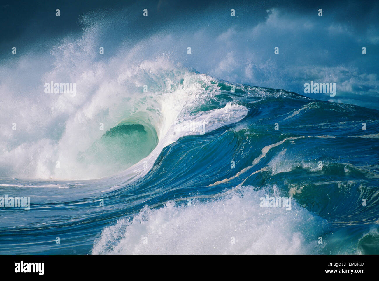Turbulent Shorebreak Waves With Whitewash Stock Photo - Alamy