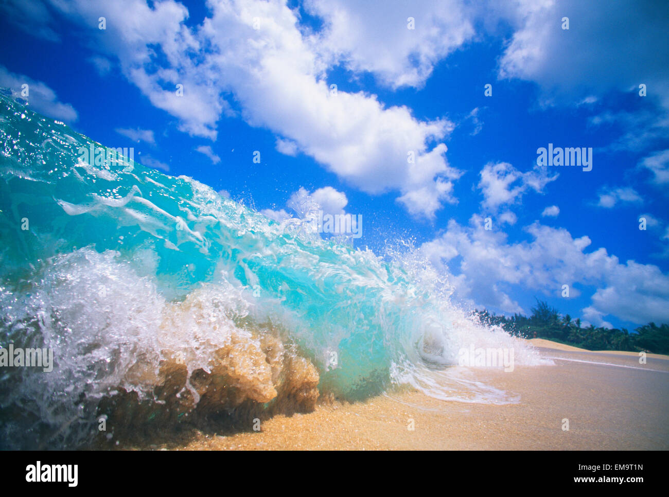 Closeup Action Of Shorebreak Ocean Wave, Turbulent Motion Blue Sky With ...