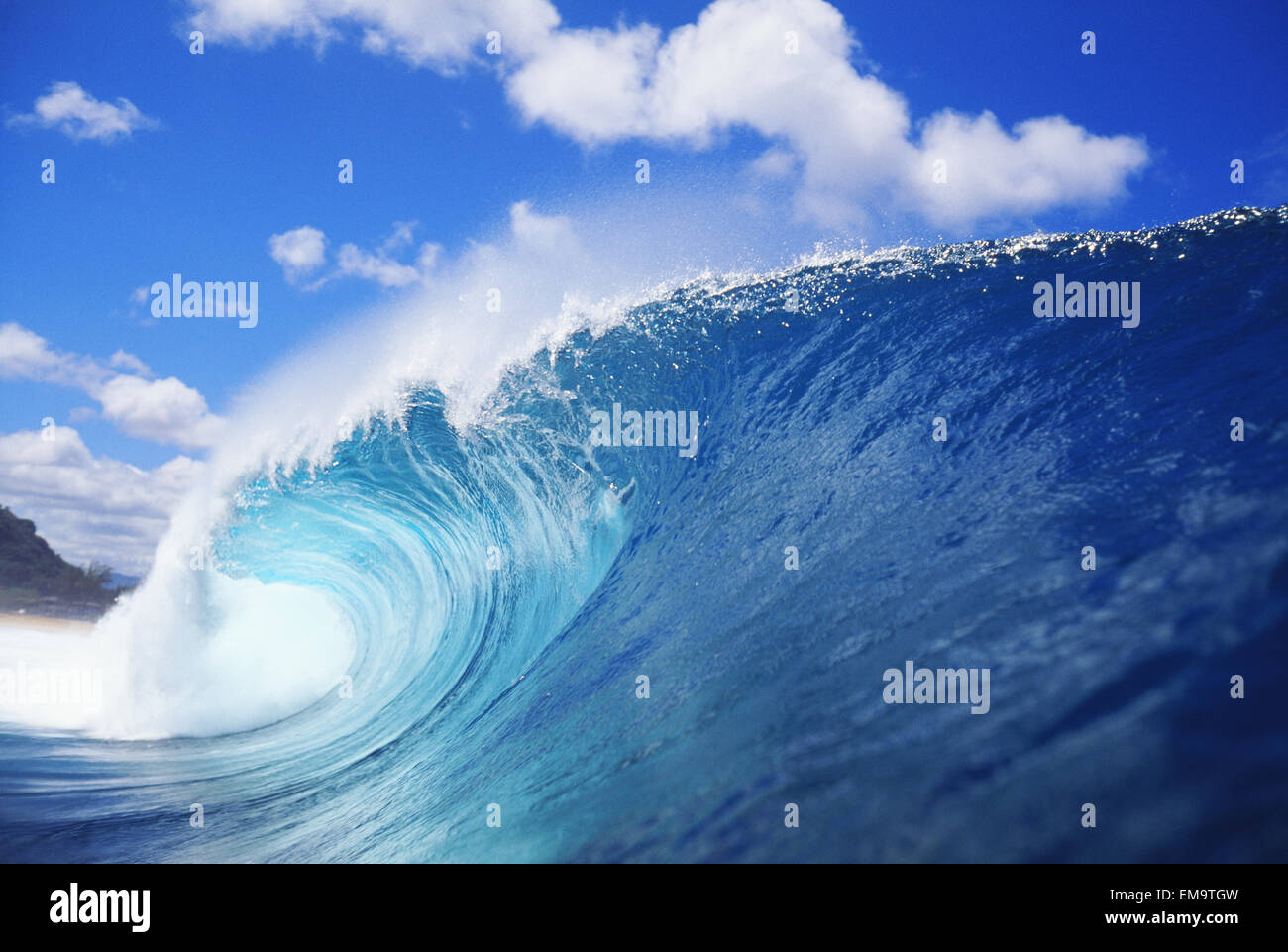 Hawaii, Oahu, North Shore, Curling Wave At World Famous Pipeline Stock ...