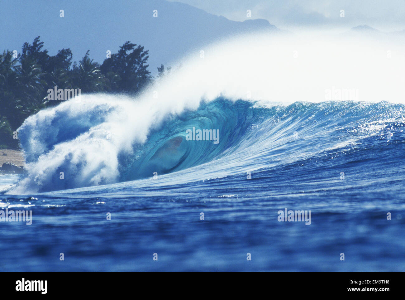 Hawaii, Oahu, North Shore, Curling Wave At World Famous Pipeline Stock ...