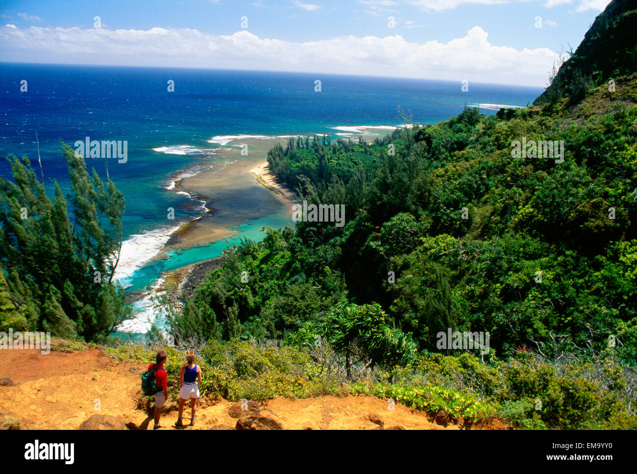 Ke'e beach couple hi-res stock photography and images - Alamy