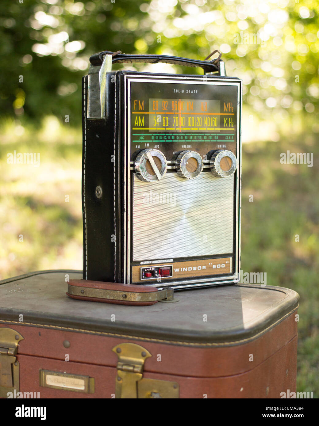 Vintage radio and suitcase Stock Photo - Alamy
