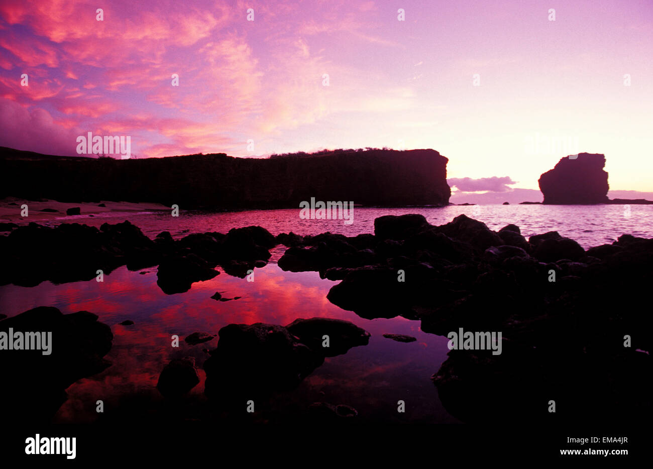 Hawaii, Lanai, Sunrise At Pu'u Pehe, Sweetheart Rock Stock Photo - Alamy
