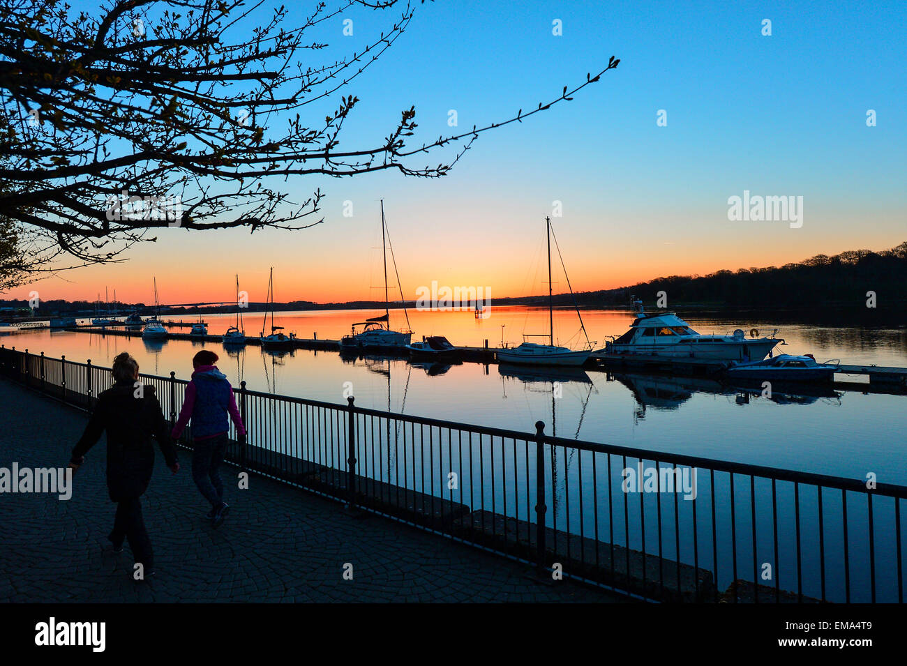 Londonderry, Northern Ireland. 18th April, 2015. UK Weather: Two women ...