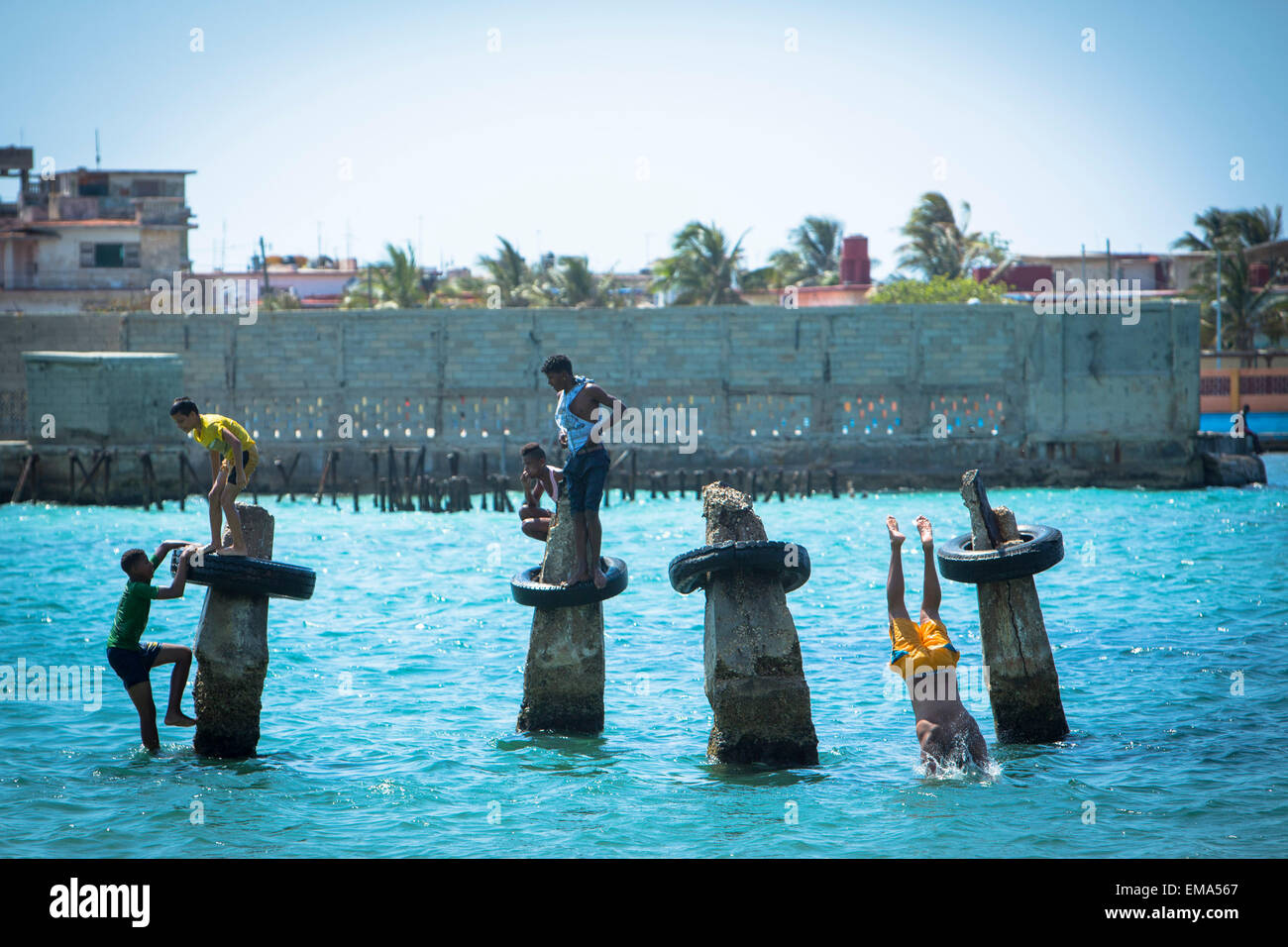Havana, Cuba. 2nd Apr, 2015. Young Cubans swiming and diving at a local ...