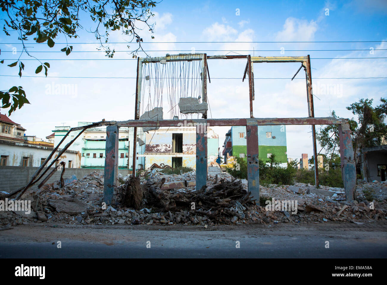 Havana, Cuba. 2nd Apr, 2015. The facade of a collapsed apartment ...