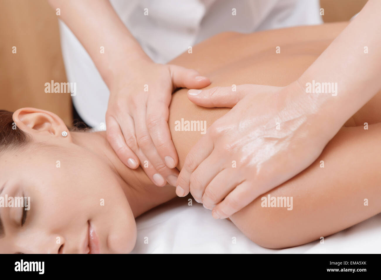 Masseur gives neck and shoulder massage Stock Photo - Alamy