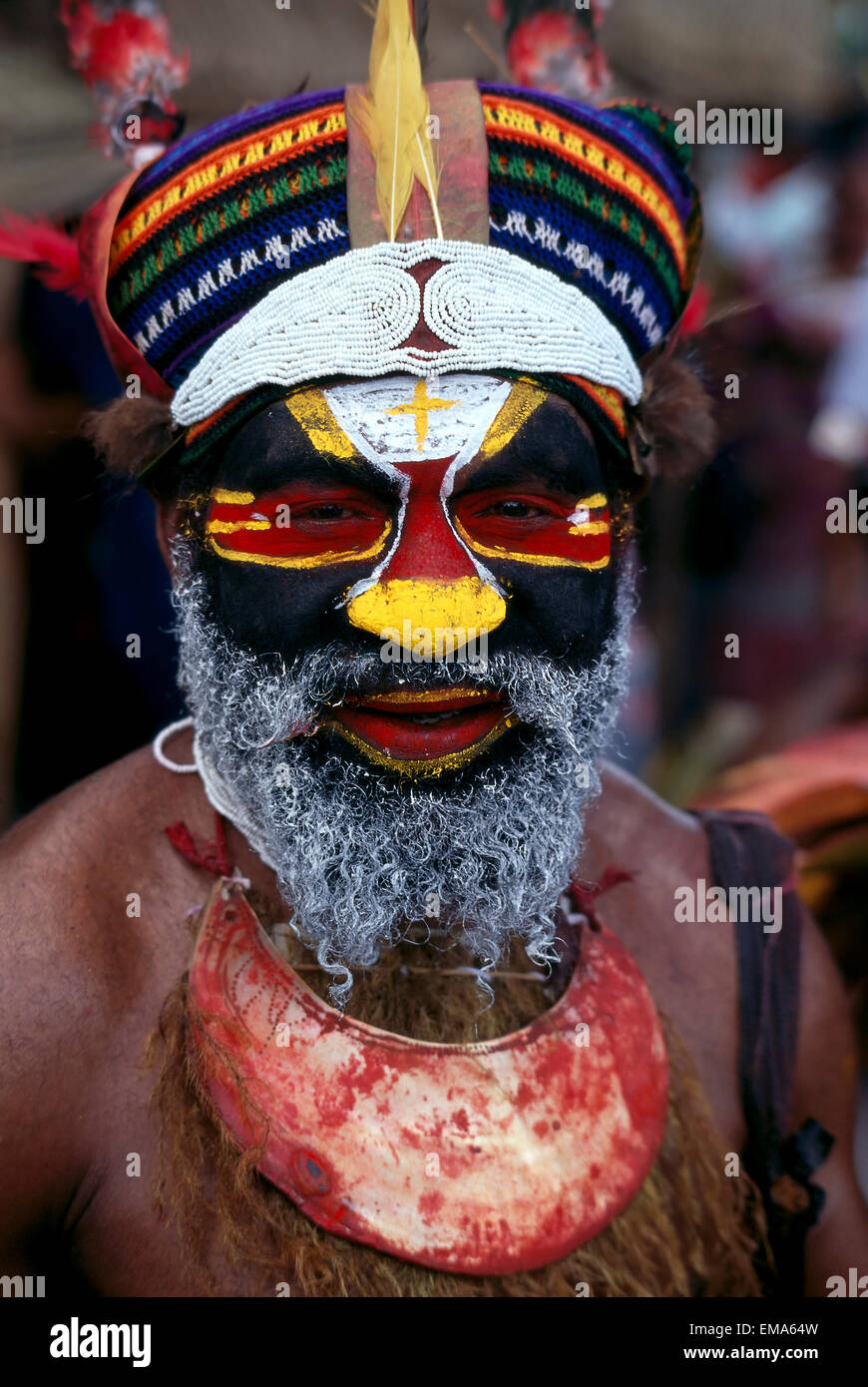 Papua New Guinea, Portrait Of Man In Tribal Dress B1719 Stock Photo - Alamy