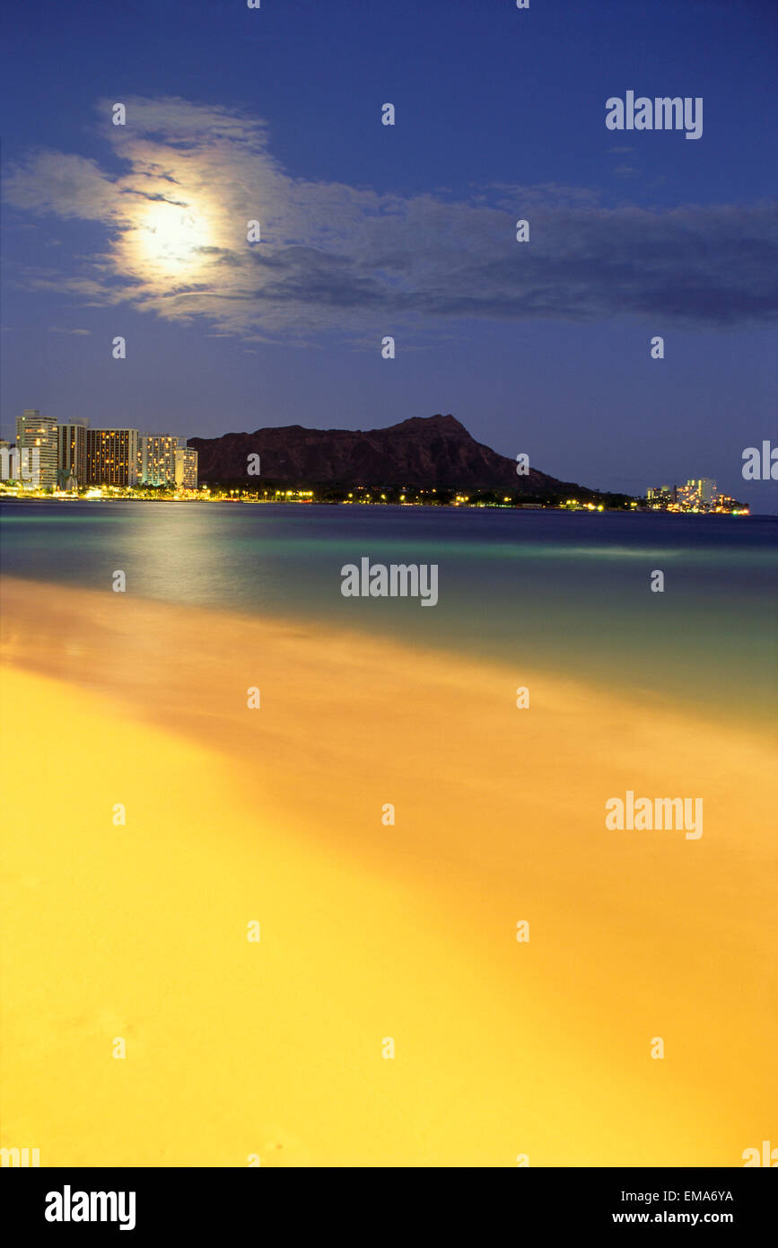 Hawaii, Oahu, Full Moon Over Diamond Head And Waikiki Beach, B1514 ...