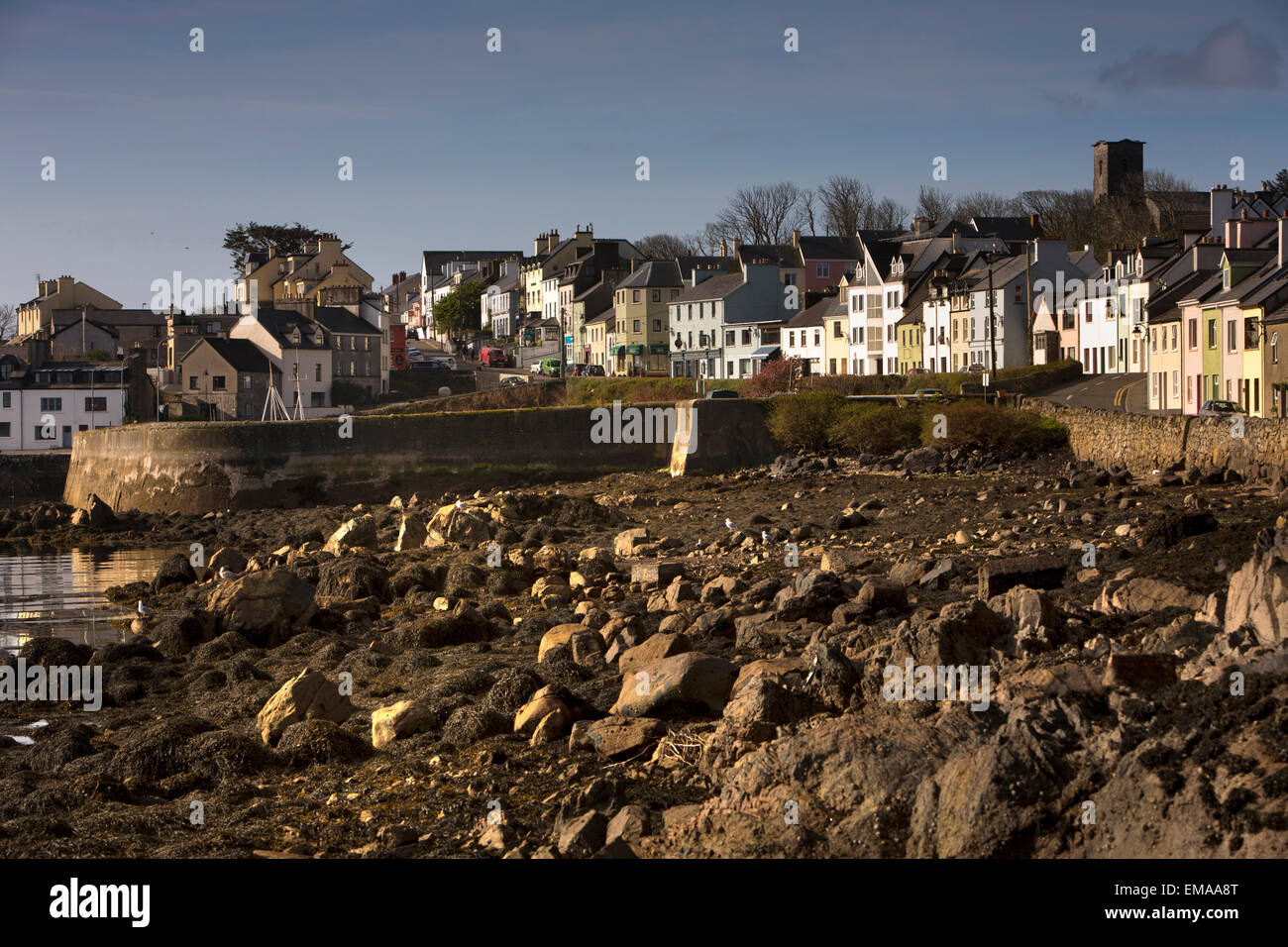 Ireland, Co Galway, Connemara, Roundstone village, houses facing the ...