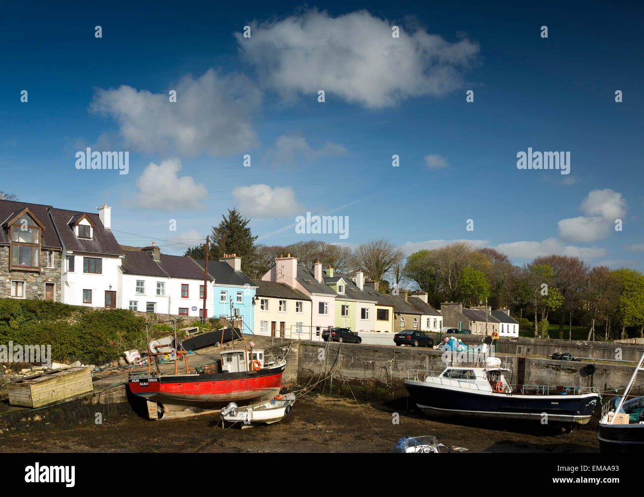 Village seafront ireland hi-res stock photography and images - Alamy