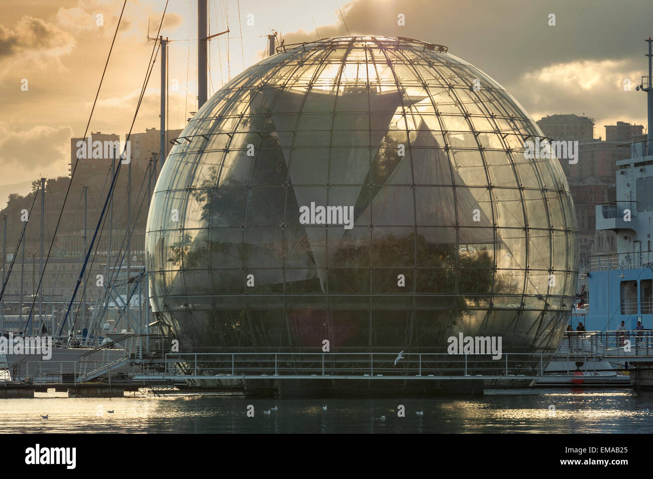 Biosfera Genoa, the Renzo Piano designed Biosfera in the harbor at ...