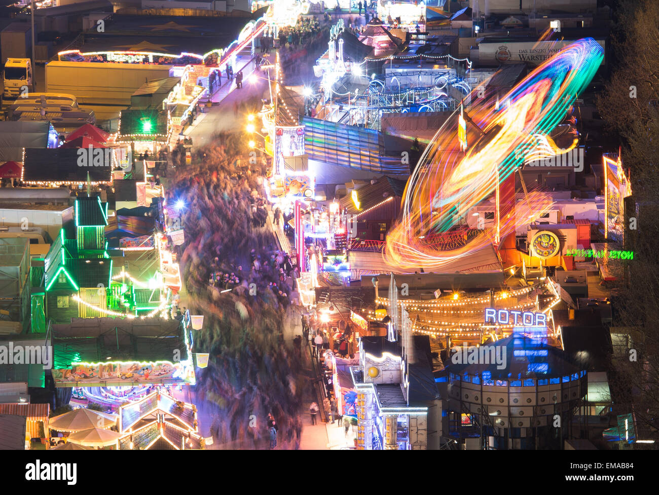 Hamburg, Germany. 17th Apr, 2015. Visitors stroll on the fun fair ...