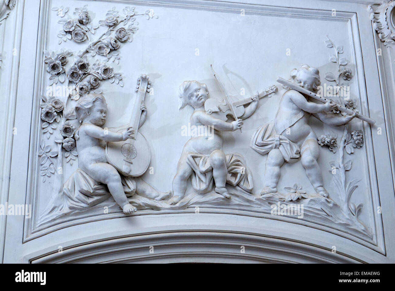 Cherubs playing musical instruments hi-res stock photography and images ...