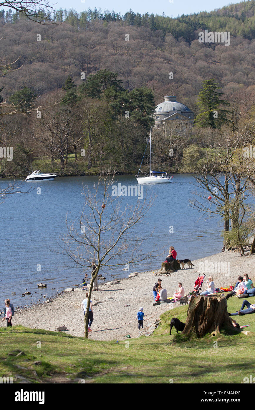 Bowness On Windermere Cumbria, UK. 18th April, 2015. UK Weather: Sun brings out the tourists ...