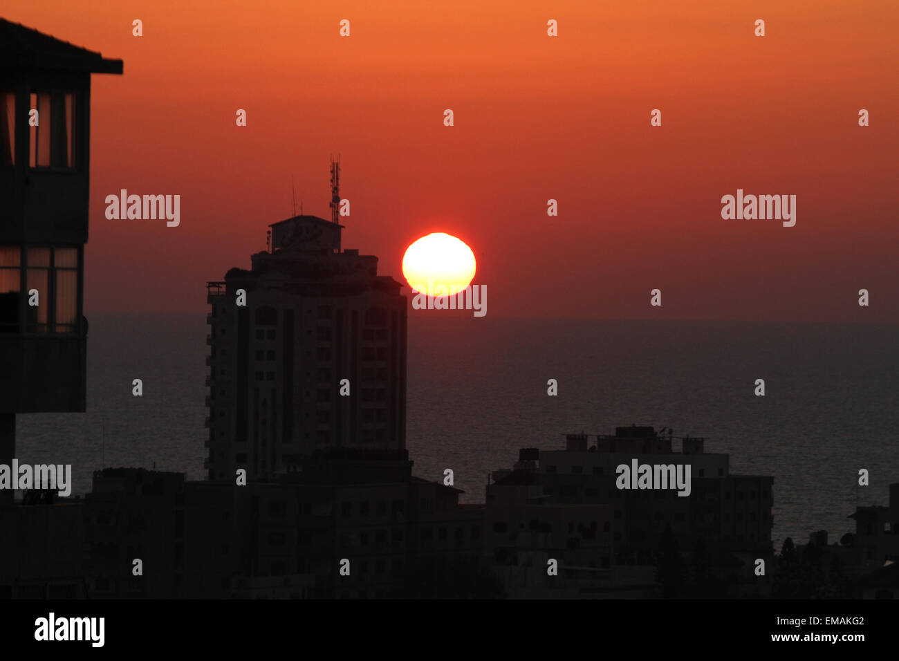 April 18, 2015 - Gaza City, The Gaza Strip, Palestine - Sun starts ...