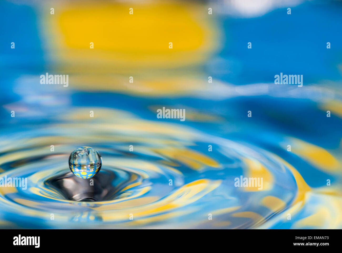 Splash water background blue hi-res stock photography and images - Alamy