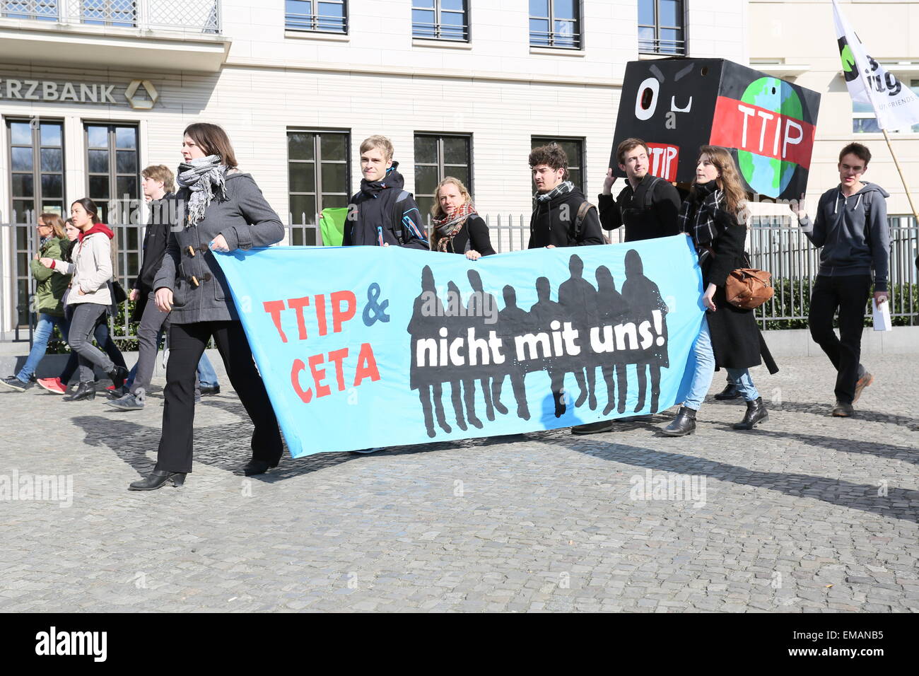 Berlin, Germany. 18th Apr, 2015. Activists create a protest chain ...