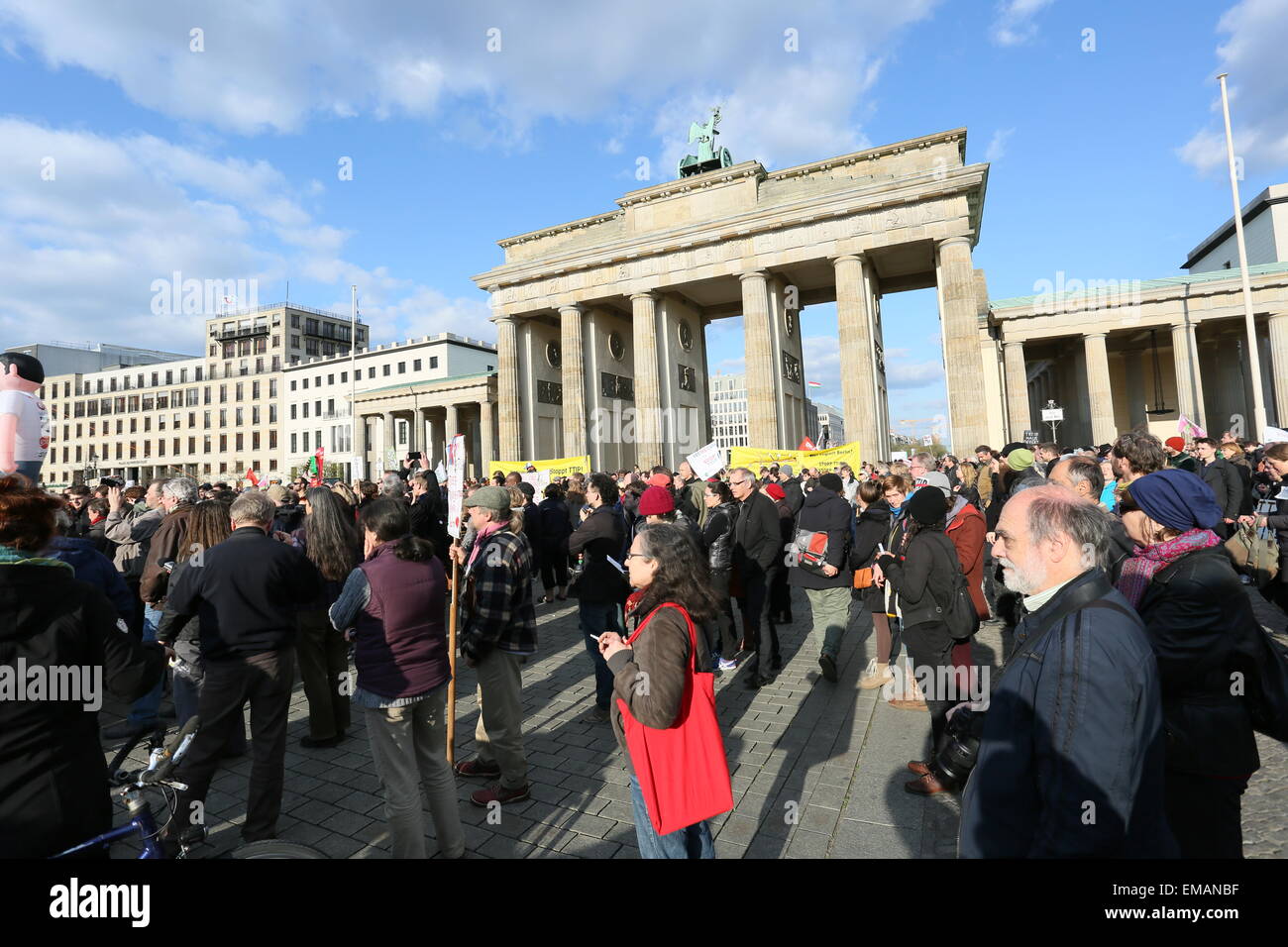 Berlin, Germany. 18th Apr, 2015. Activists create a protest chain ...