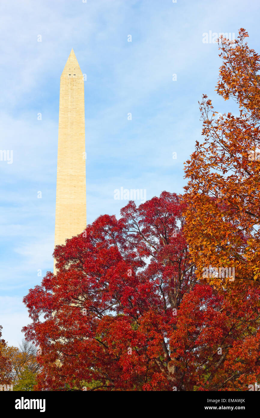 Red leaves washington monument hi-res stock photography and images - Alamy