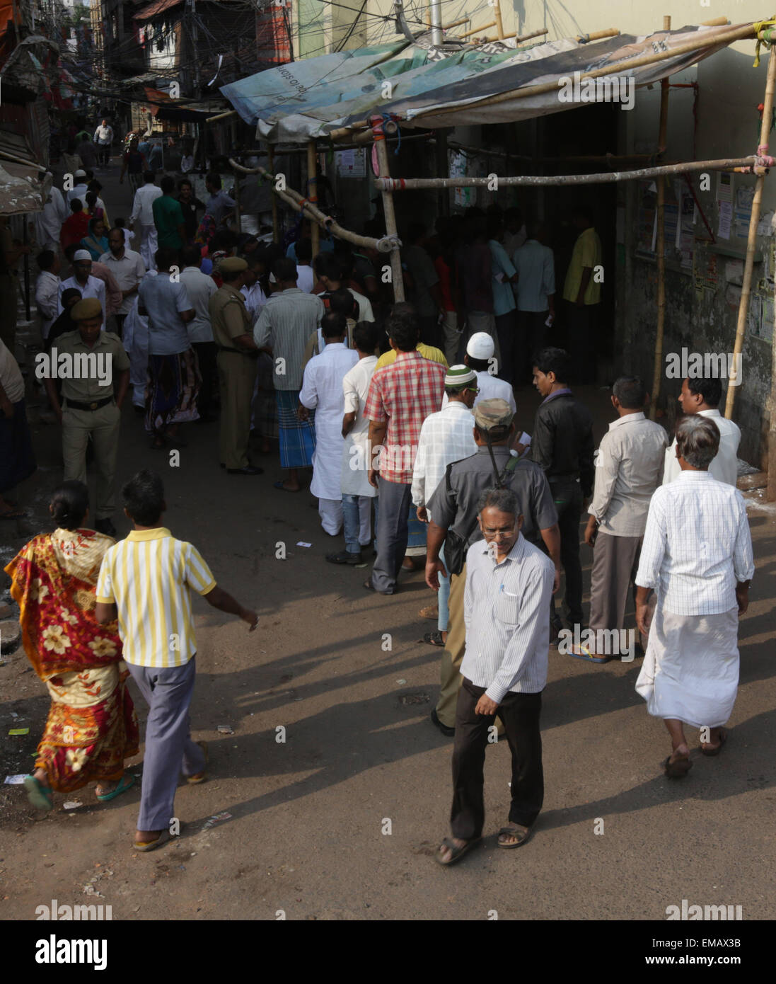 Kolkata, India. 18th Apr, 2015. Indian voter on the line at the polling ...