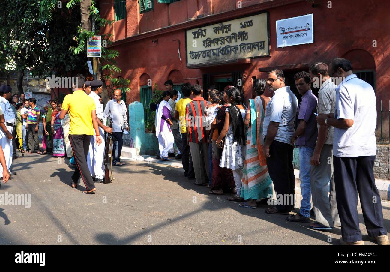 Kolkata, India. 18th Apr, 2015. Indian voter on the line at the polling ...