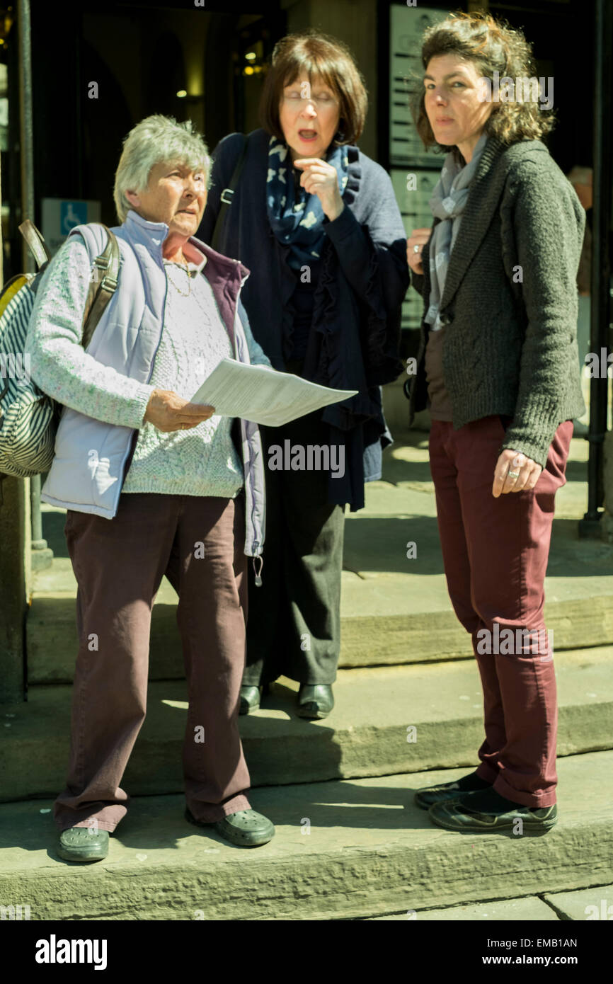 Tourist city asking directions girl hi-res stock photography and images ...