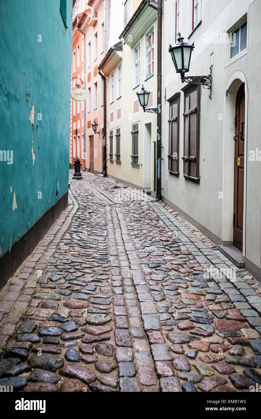 Narrow street scene hi-res stock photography and images - Alamy