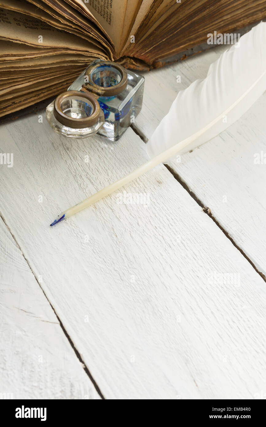 Ink pot and quill pen hi-res stock photography and images - Alamy